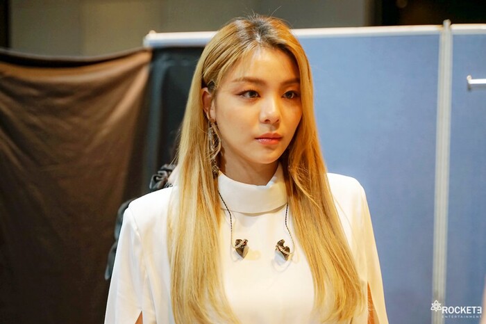 Ca sĩ Ailee hoãn chuyến lưu diễn kỷ niệm 10 năm ra mắt